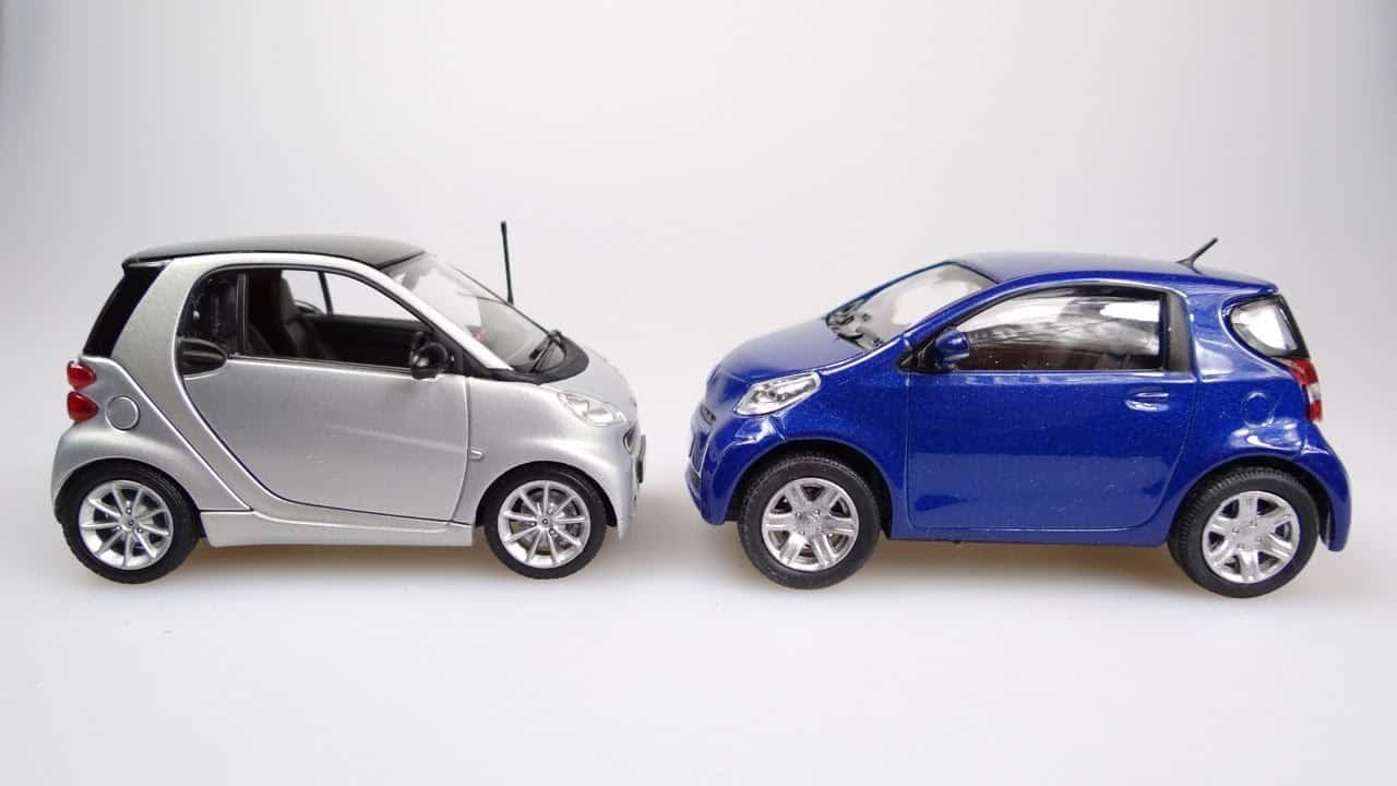 The Smart Fortwo vs the Toyota IQ (2012 Video) | 車【 動画まとめ